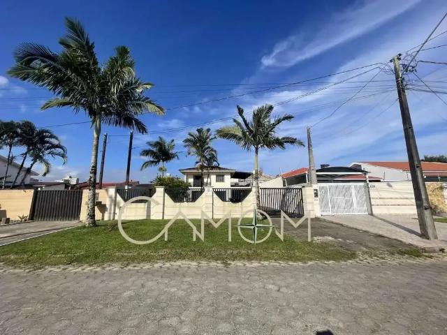 Casa / Sobrado para Venda em Guaratuba/PR Centro 4 Quartos