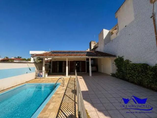Casa / Sobrado para Venda em Guaratuba/PR Centro 5 Quartos