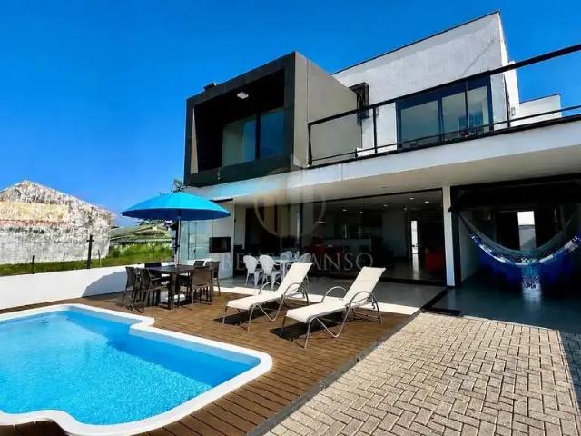 Casa / Sobrado para Venda em Guaratuba/PR Coroados 4 Quartos