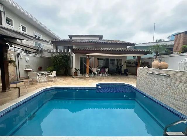 Casa / Sobrado para Venda em Guarujá/SP Enseada 4 Quartos