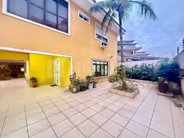 Casa / Sobrado para Venda em Guarujá/SP Enseada 4 Quartos