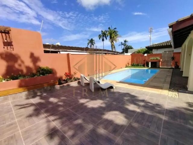 Casa / Sobrado para Venda em Guarujá/SP Enseada 4 Quartos