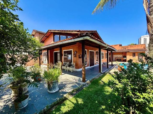 Casa / Sobrado para Venda em Guarujá/SP Enseada 3 Quartos