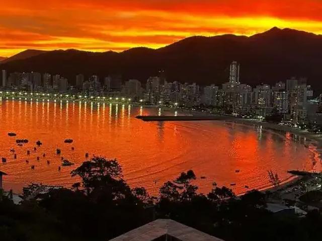 Casa / Sobrado para Venda em Itapema/SC Canto da Praia 4 Quartos