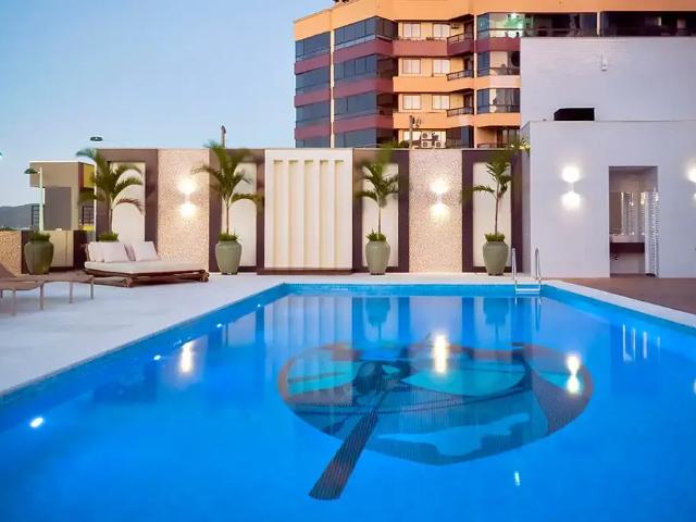Casa / Sobrado para Venda em Itapema/SC Meia Praia 4 Quartos