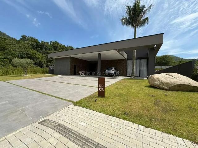 Casa / Sobrado para Venda em Itapema/SC Meia Praia 5 Quartos