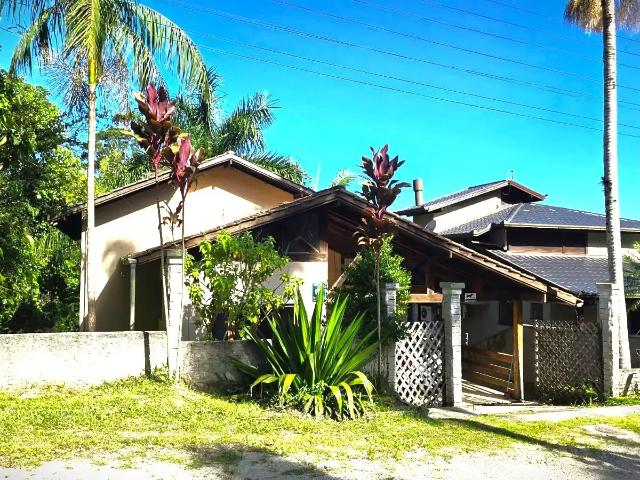 Casa / Sobrado para Venda em Itapema/SC Praia do Estaleiro 3 Quartos