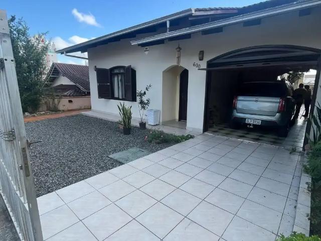 Casa / Sobrado para Venda em Joinville/SC Floresta 4 Quartos