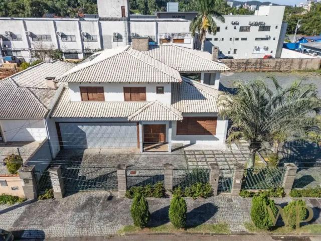 Casa / Sobrado para Venda em Joinville/SC Glória 4 Quartos