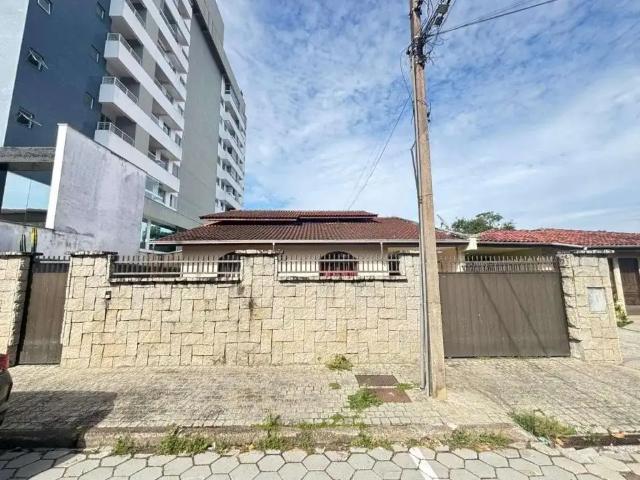 Casa / Sobrado para Venda em Joinville/SC Iririú 3 Quartos
