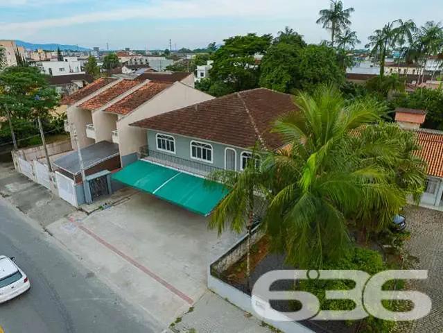Casa / Sobrado para Venda em Joinville/SC Iririú 6 Quartos