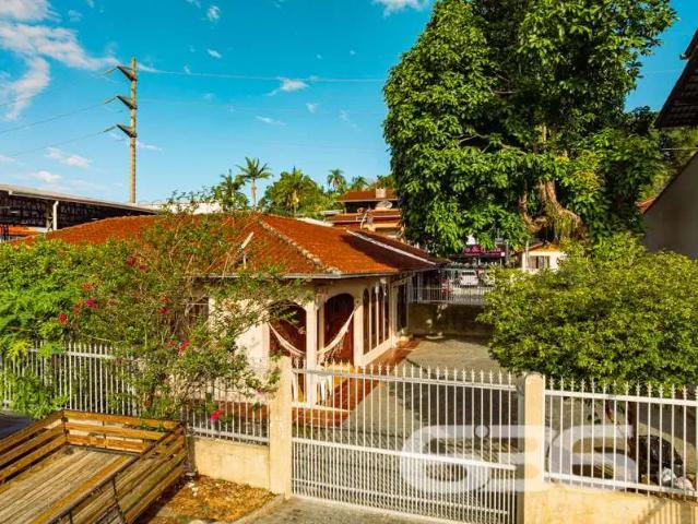 Casa / Sobrado para Venda em Joinville/SC Iririú 6 Quartos