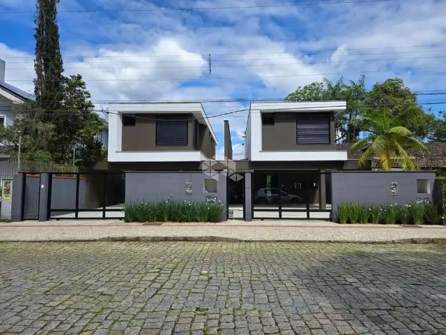 Casa / Sobrado para Venda em Joinville/SC Saguaçu 4 Quartos