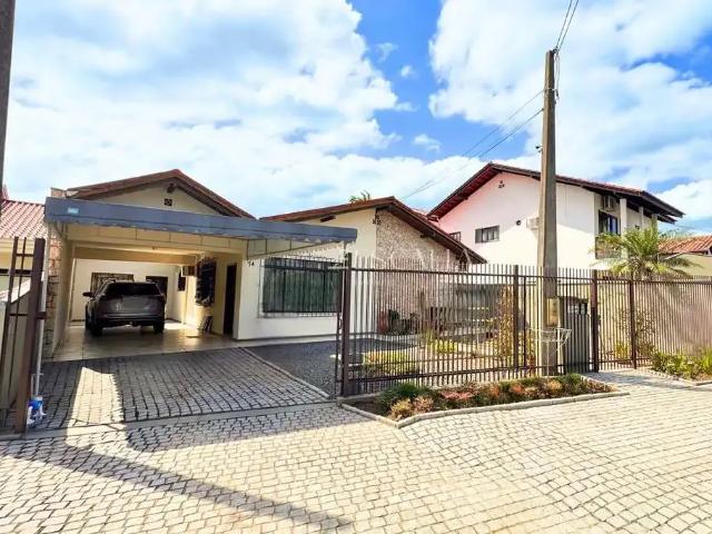 Casa / Sobrado para Venda em Joinville/SC Saguaçu 6 Quartos
