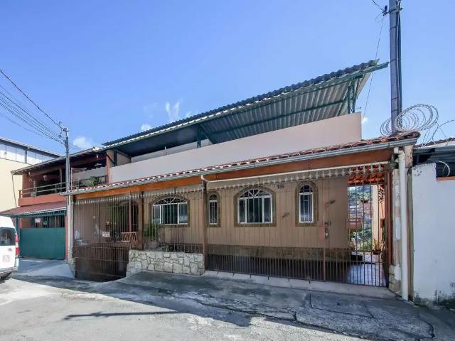 Casa / Sobrado para Venda em Juiz de Fora/MG Borboleta 3 Quartos