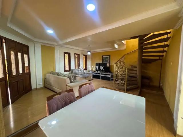 Casa / Sobrado para Venda em Juiz de Fora/MG Jardim Liú 4 Quartos