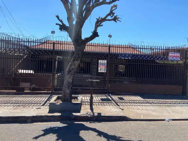 Casa / Sobrado para Venda em Londrina/PR Leonor 3 Quartos