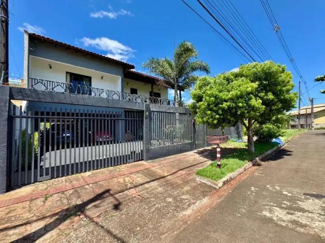 Casa / Sobrado para Venda em Londrina/PR Parque Residencial Alcântara 5 Quartos
