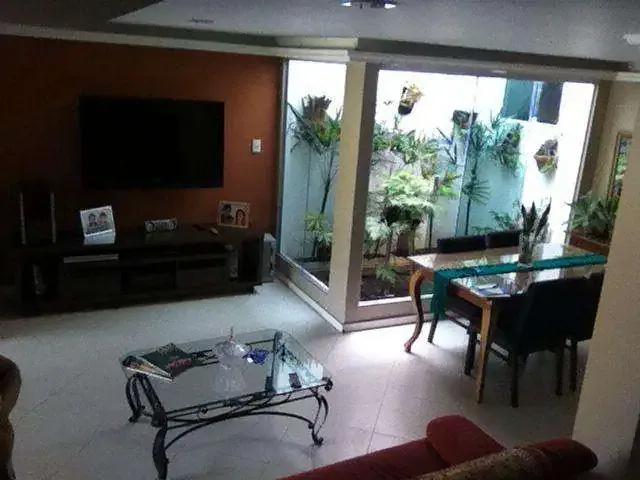 Casa / Sobrado para Venda em Macaé/RJ Granja dos Cavaleiros 3 Quartos