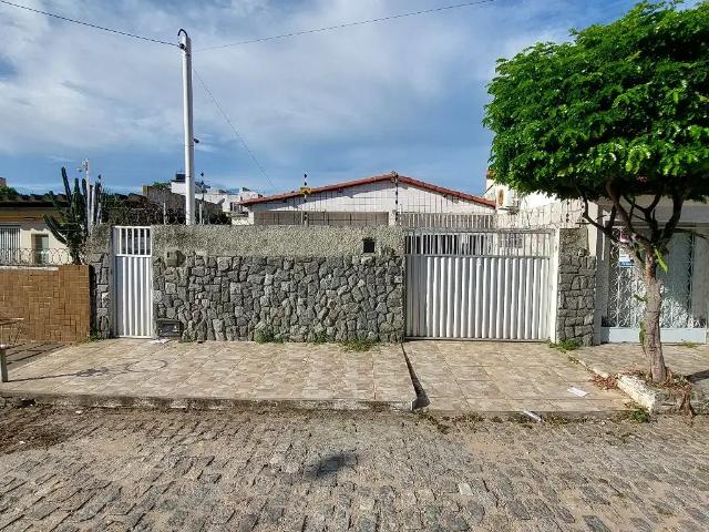 Casa / Sobrado para Venda em Natal/RN Lagoa Nova 4 Quartos