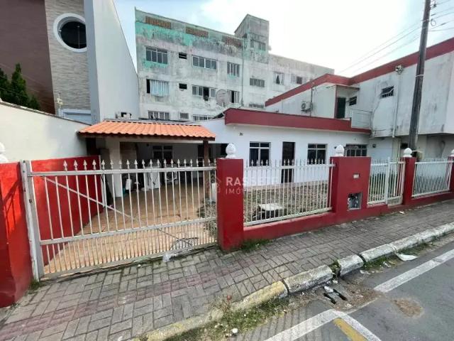 Casa / Sobrado para Venda em Navegantes/SC Centro 8 Quartos