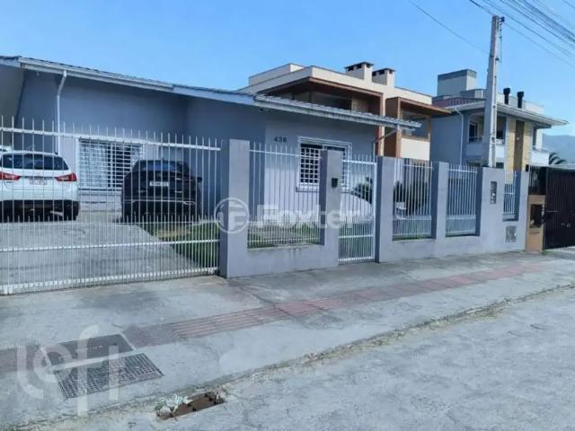 Casa / Sobrado para Venda em Palhoça/SC Aririu 3 Quartos