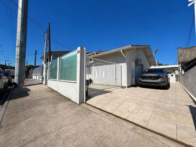 Casa / Sobrado para Venda em Palhoça/SC Madri 3 Quartos