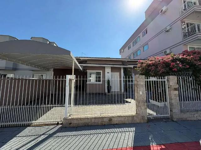 Casa / Sobrado para Venda em Palhoça/SC Pagani 3 Quartos