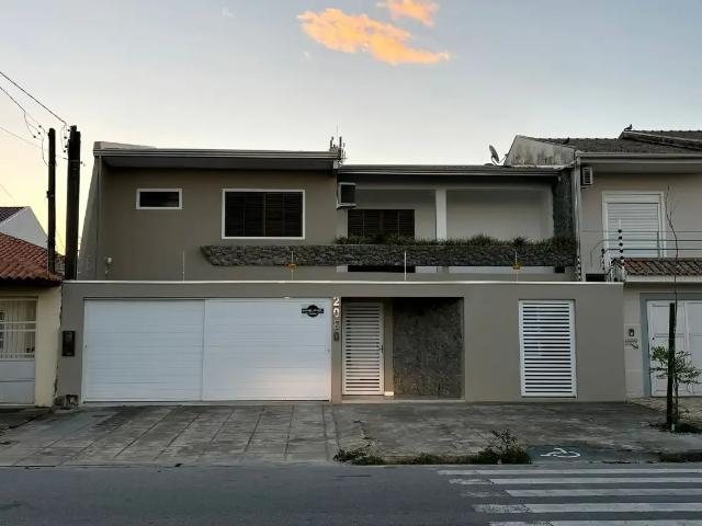 Casa / Sobrado para Venda em Paranaguá/PR Costeira 3 Quartos
