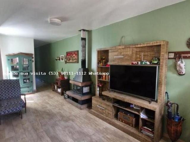 Casa / Sobrado para Venda em Pelotas, Centro, 4 dormitórios, 3 banheiros, 2 vagas