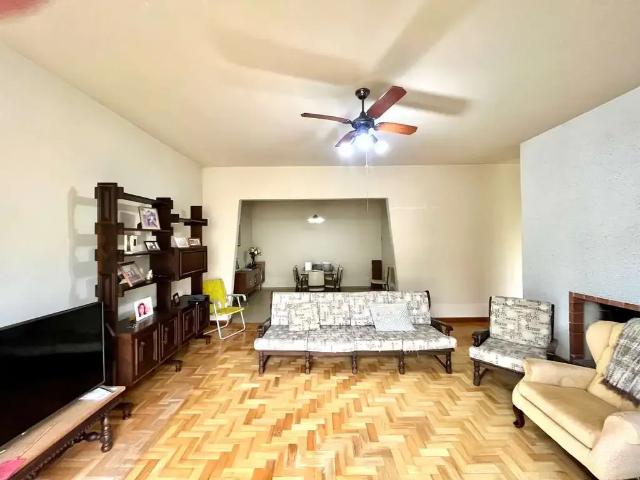 Casa / Sobrado para Venda em Pelotas/RS Centro 5 Quartos