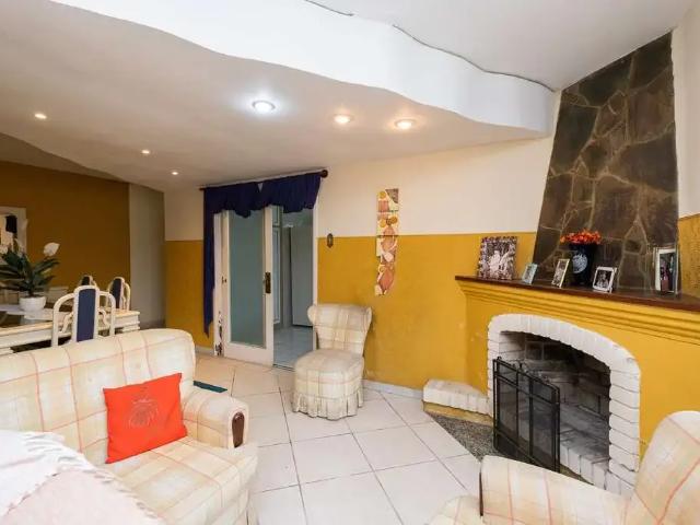 Casa / Sobrado para Venda em Pelotas/RS Areal 4 Quartos