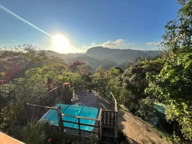 Casa / Sobrado para Venda em Petrópolis/RJ Castelanea 3 Quartos