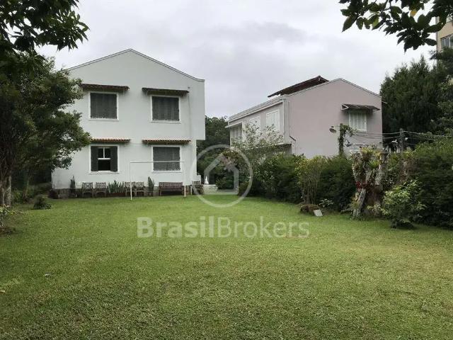 Casa / Sobrado para Venda em Petrópolis/RJ Duchas 3 Quartos