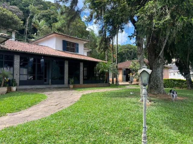 Casa / Sobrado para Venda em Petrópolis/RJ Valparaíso 5 Quartos