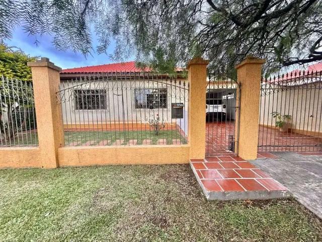 Casa / Sobrado para Venda em Ponta Grossa/PR Oficinas 4 Quartos