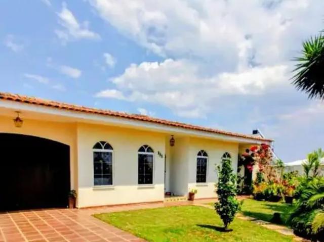 Casa / Sobrado para Venda em Ponta Grossa/PR Ronda 4 Quartos