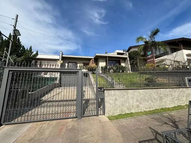 Casa / Sobrado para Venda em Porto Alegre/RS Três Figueiras 4 Quartos
