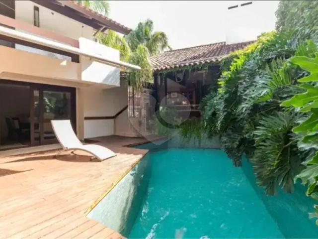 Casa / Sobrado para Venda em Porto Alegre/RS Três Figueiras 4 Quartos