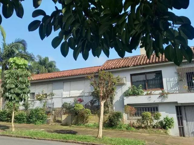 Casa / Sobrado para Venda em Porto Alegre/RS Três Figueiras 5 Quartos