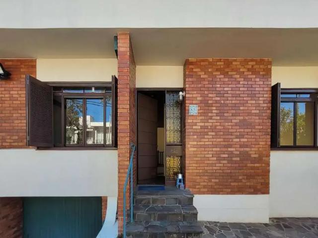 Casa / Sobrado para Venda em Porto Alegre/RS Três Figueiras 5 Quartos