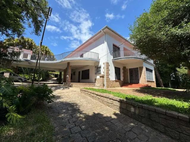 Casa / Sobrado para Venda em Porto Alegre/RS Tristeza 5 Quartos