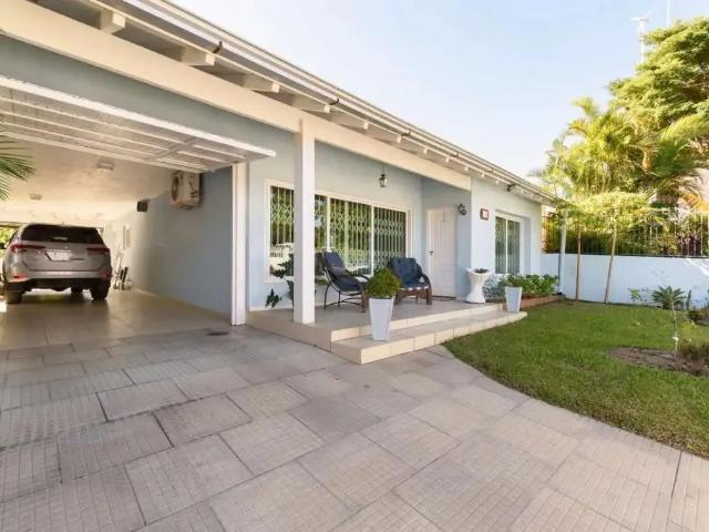 Casa / Sobrado para Venda em Porto Alegre/RS Tristeza 3 Quartos
