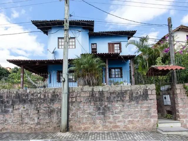 Casa / Sobrado para Venda em Porto Alegre/RS Vila Nova 4 Quartos