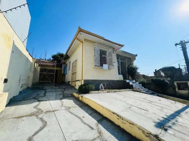 Casa / Sobrado para Venda em Porto Alegre/RS Cascata 2 Quartos