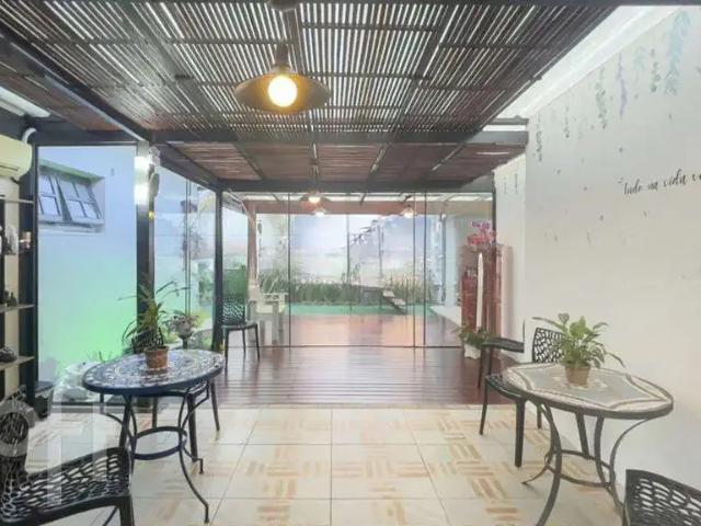 Casa / Sobrado para Venda em Porto Alegre/RS Cristal 4 Quartos