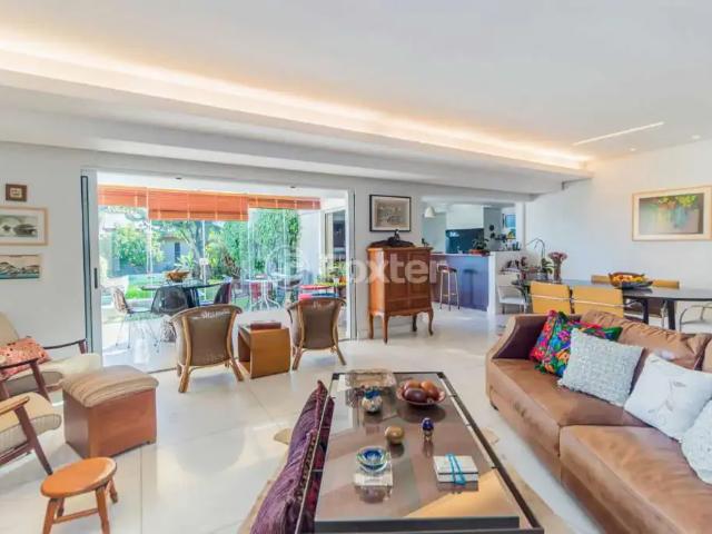 Casa / Sobrado para Venda em Porto Alegre/RS Cristal 4 Quartos