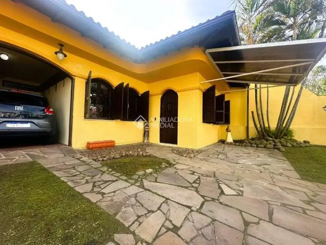 Casa / Sobrado para Venda em Porto Alegre/RS Guarujá 3 Quartos