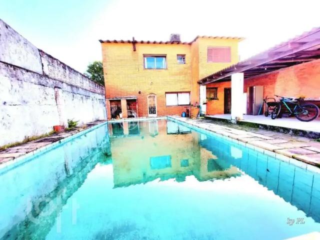 Casa / Sobrado para Venda em Porto Alegre/RS Guarujá 3 Quartos