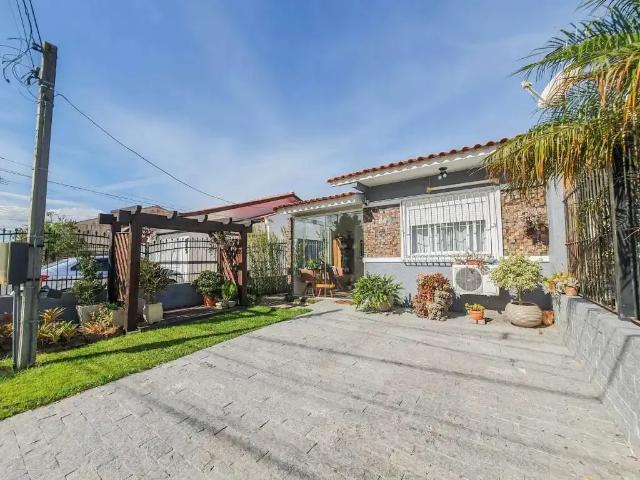Casa / Sobrado para Venda em Porto Alegre/RS Hípica 3 Quartos